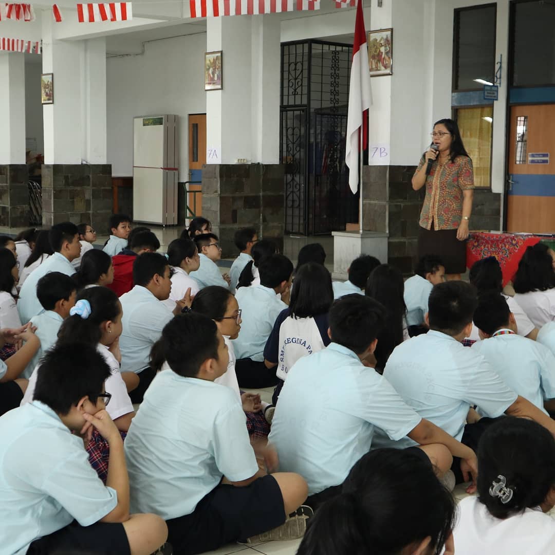 Seluruh Siswa dan Siswi SMP Regina Pacis Melakukan Kegiatan Unboxing ...